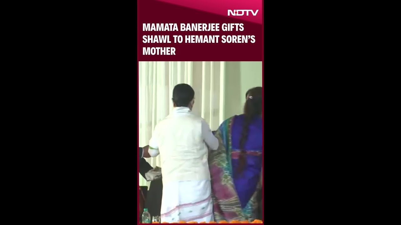Mamata Banerjee Gifts Shawl To Hemant Sorenâ s Mother As She Arrives For Oath Taking Ceremony