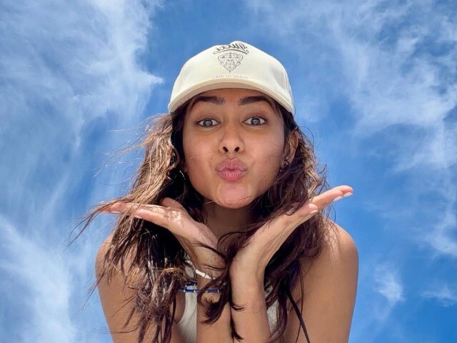 एक्ट्रेस मृणाल ठाकुर की दिलकश तस्‍वीरें | mrinal thakur photos went viral after news of marriage ...