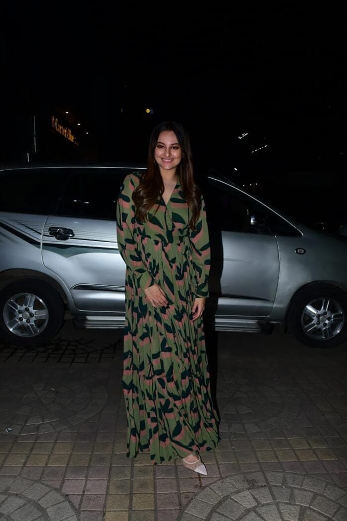 'डबल एक्सएल' की स्क्रीनिंग में रिया चक्रवर्ती, रकुल प्रीत-जैकी भगनानी ...