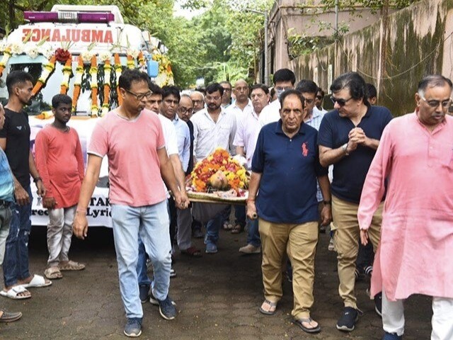 Sawan Kumar Funeral: सावन कुमार के अंतिम संस्कार में प्रेम चोपड़ा ...