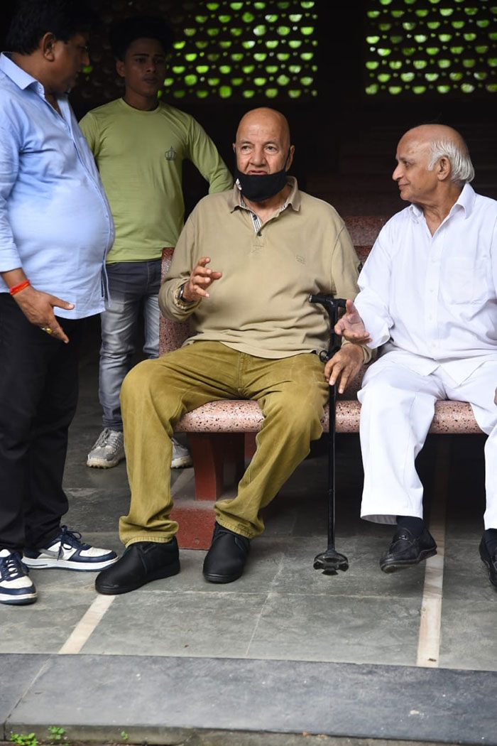 Sawan Kumar Funeral: सावन कुमार के अंतिम संस्कार में प्रेम चोपड़ा ...