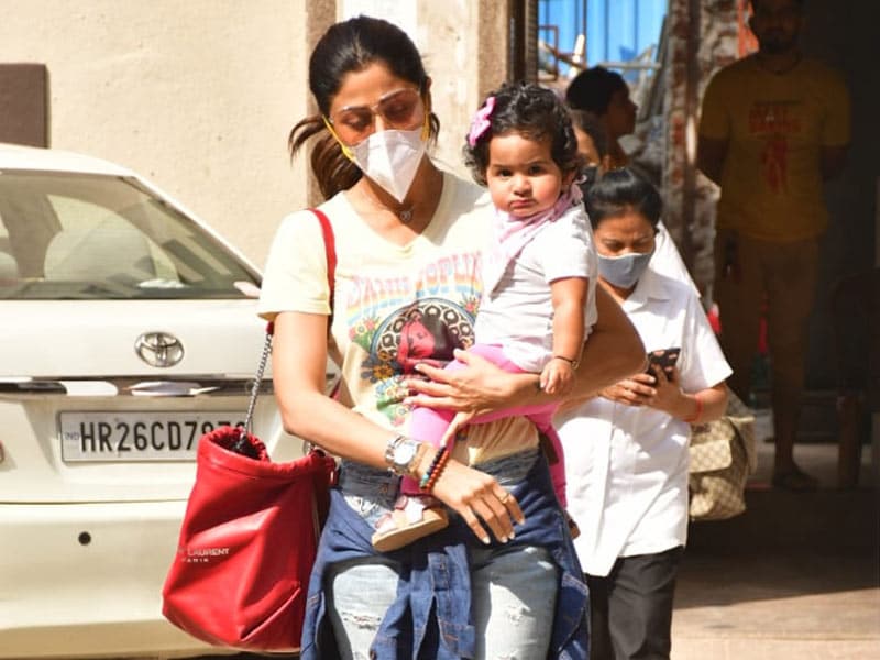 Baby's Day Out: Samisha Spotted With Mom Shilpa Shetty