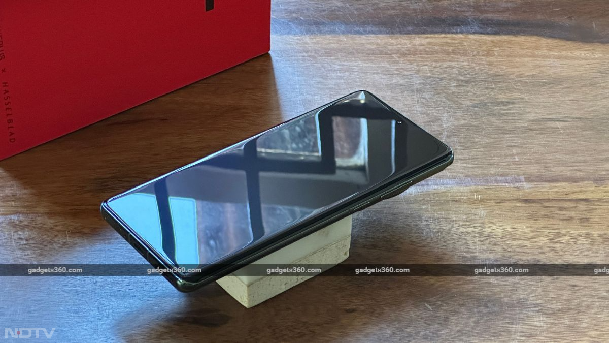 OnePlus 12, OnePlus 12R 5G Debut in India: First Look (Images) | Gadgets 360