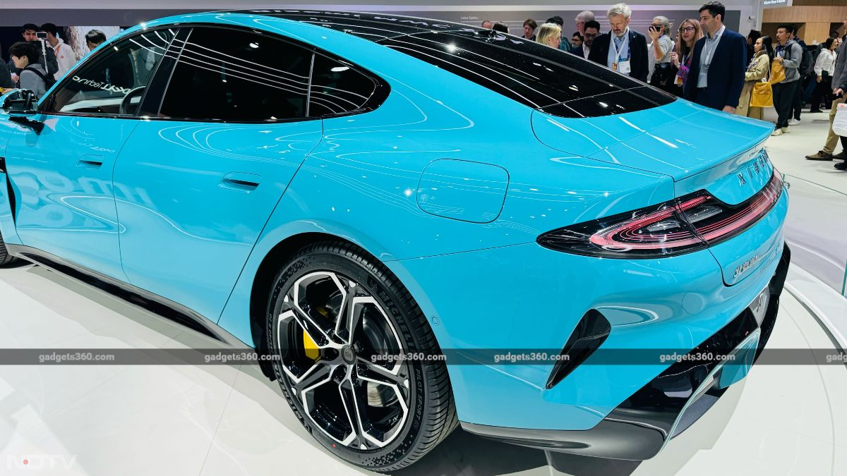 Xiaomi's SU7 Electric Vehicle Showcased at MWC 2024: Here's Your First Look (Images) | Gadgets 360