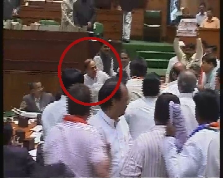 Raj Thackeray's men attack Abu Azmi