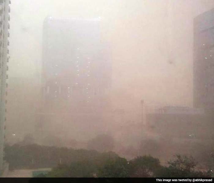 Dust Storm, Rain Bring Down Temperature in Delhi, Twitter Abuzz