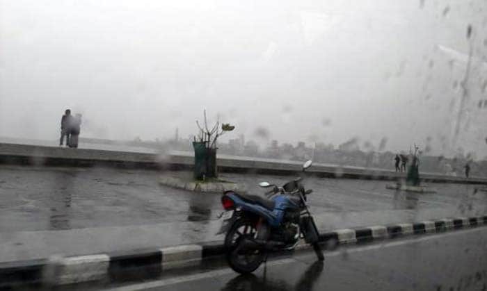 Mumbai rains hit trains, road traffic: Pictures on Twitter