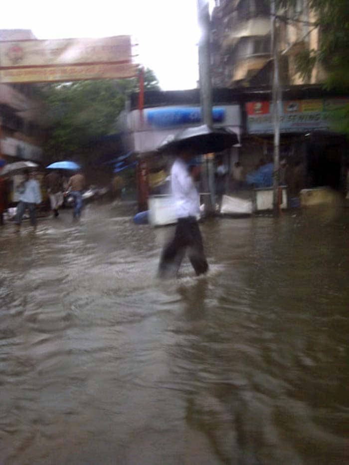 Mumbai rains hit trains, road traffic: Pictures on Twitter