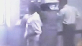 Caught on camera: Thief uses itch powder to rob victims