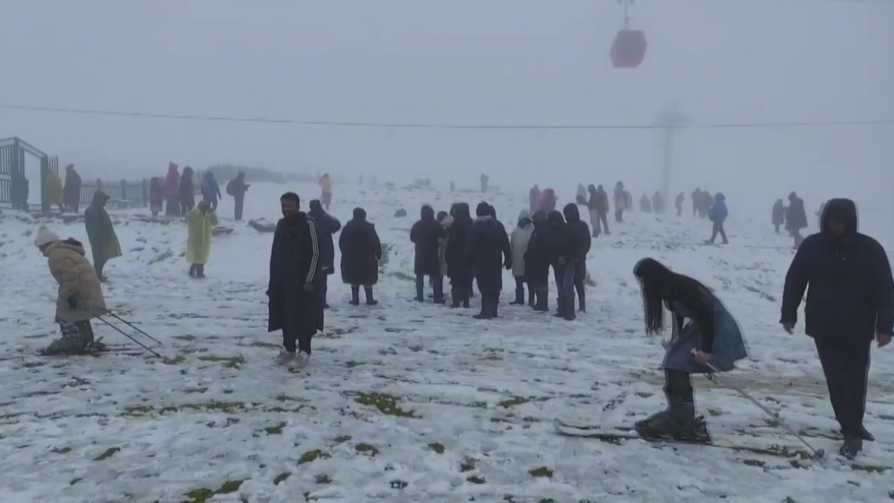 Season's First Major Snowfall Brings Hope For Tourism Sector In Kashmir
