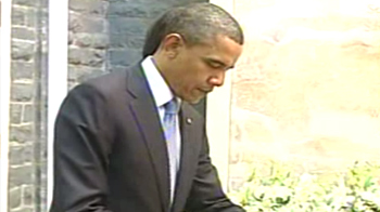 Obama visits 26/11 memorial at Taj Hotel